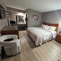 Quarto Individual, 1 cama king-size, não fumadores | Secretária, cortinas/cortinados opacos, ferro/tábua de engomar 