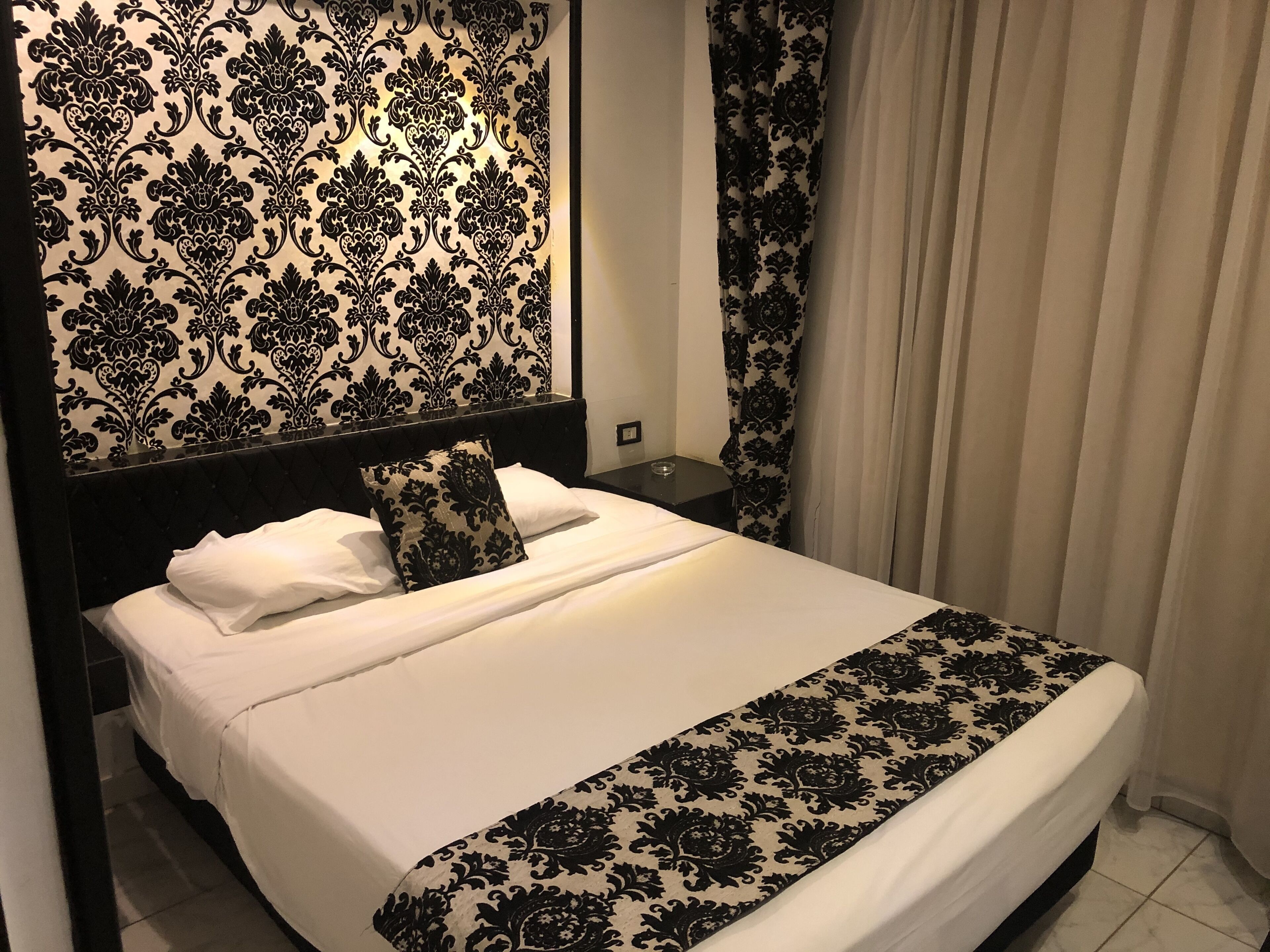 Cortinas blackout, Wi-Fi de cortesia, roupa de cama