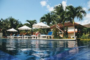 Piscina exterior, espreguiçadeiras