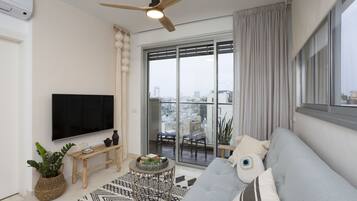 Three Bedroom Penthouse with Sea View | Sala | Televisor de ecrã plano de 50 polegadas com canais por cabo, Smart TV