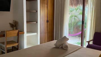 Quarto Superior, 1 cama king-size, não fumadores | Secretária, Wi-fi grátis, roupa de cama fornecida