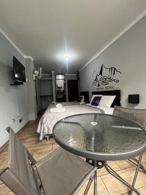 Quarto Triplo Básico | Secretária, ferro/tábua de engomar, Wi-fi grátis 