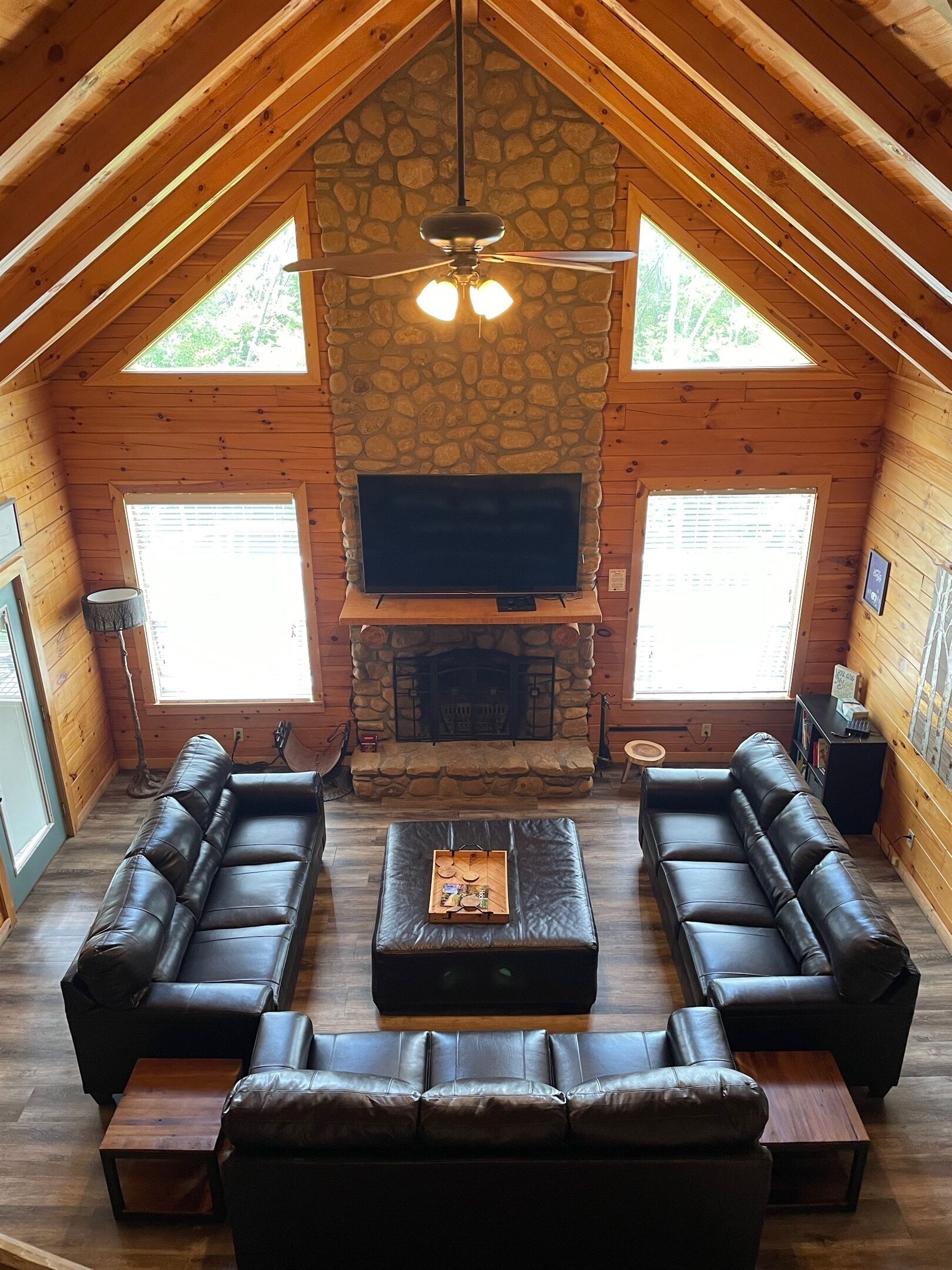 The Lodge: Sleeps 23 - Hot Tub, Fire Pit, Game Room - Hocking Hills State Park, OH