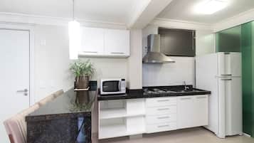 Apartamento, 1 cama de casal e sofá-cama, não fumadores | Cozinha privada | Um frigorífico/congelador grande, um micro-ondas, um forno