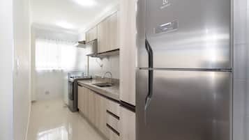 Apartamento | Cozinha privada | Um frigorífico/congelador grande, um micro-ondas, uma placa de cozinha