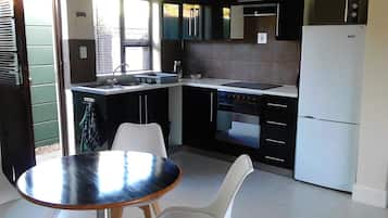 Apartamento Deluxe, 1 quarto, não fumadores | Cozinha privada | Um frigorífico, uma cafeteira/bule, uma chaleira elétrica