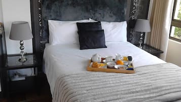 Quarto Duplo Deluxe, 1 quarto, não fumadores, vista para a piscina | Wi-fi grátis, roupa de cama fornecida