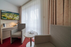 Quarto casal superior | Frigobar, cofres nos quartos, individualmente mobiliados, escrivaninha