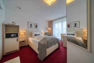 Quarto solteiro | Frigobar, cofres nos quartos, individualmente mobiliados, escrivaninha