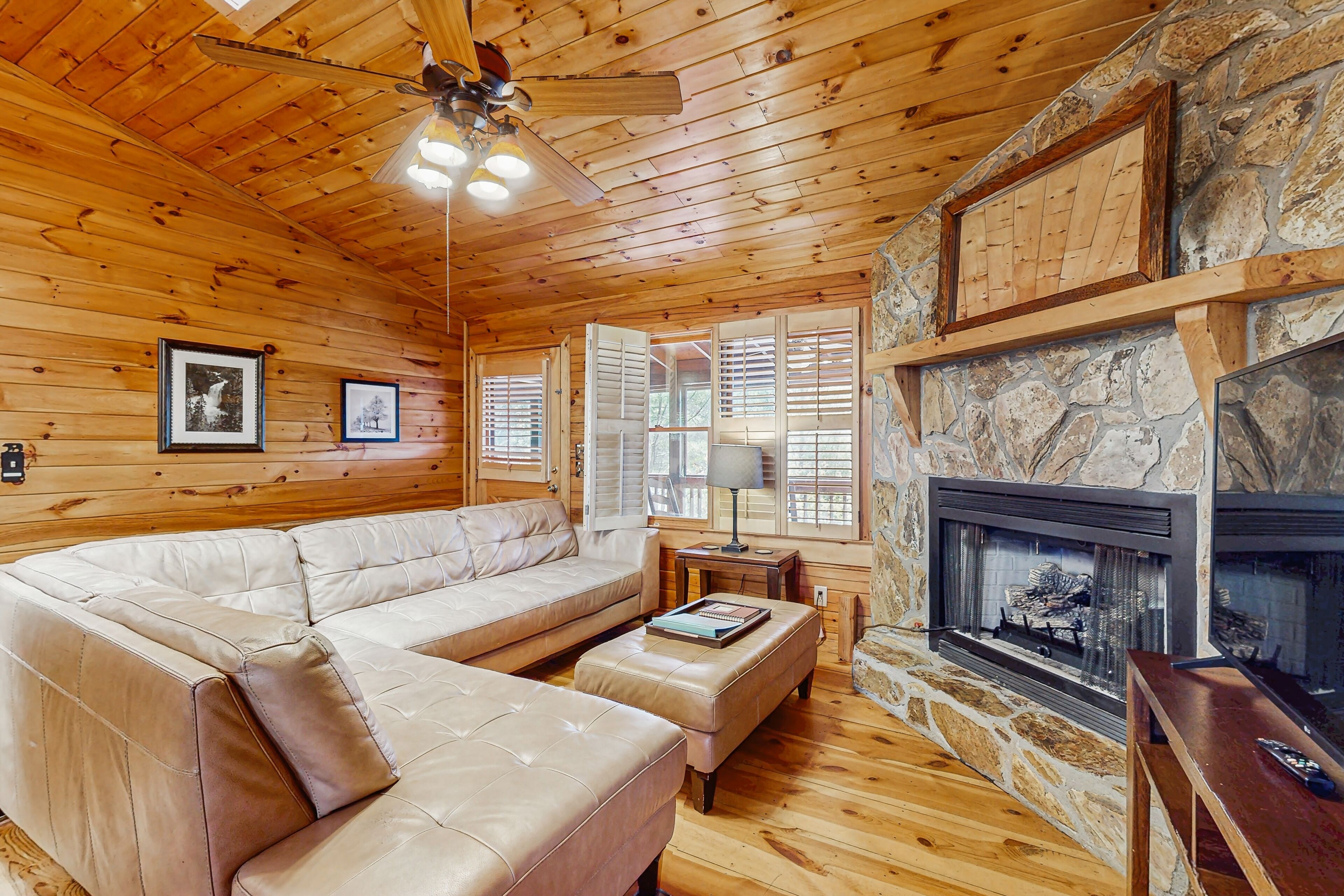 Dog- Friendly Cabin W/ Hot Tub, Firepit, Fireplace & Mountain View - Ellijay