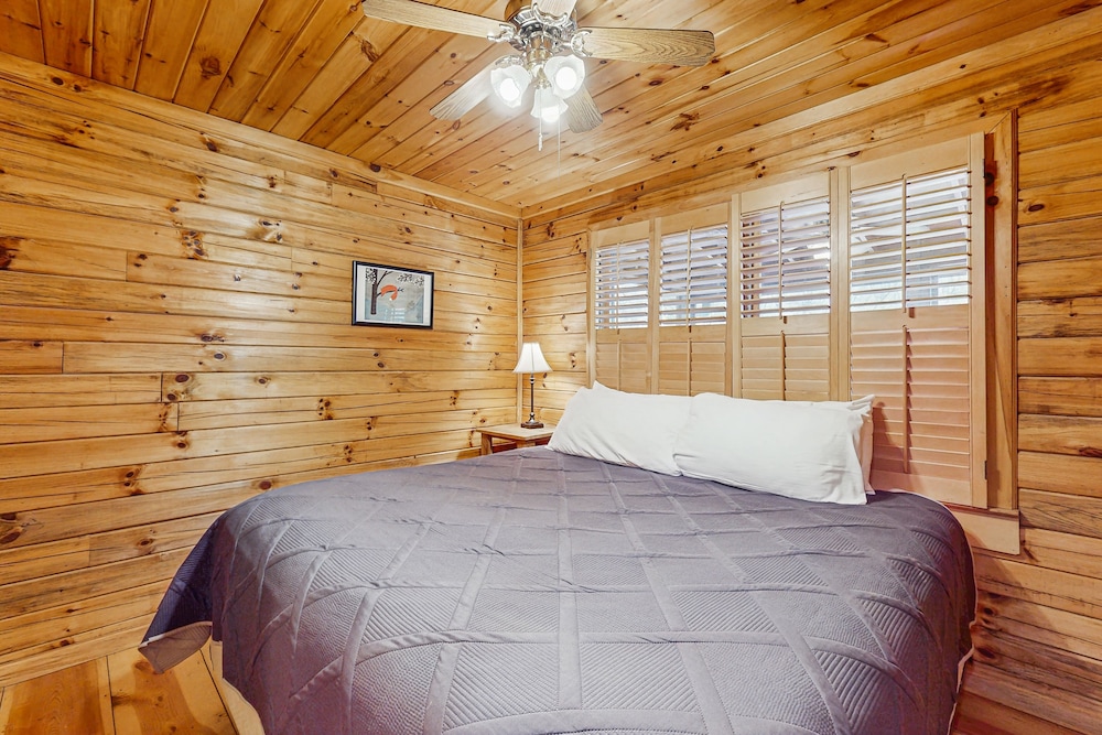 Dog- Friendly Cabin W/ Hot Tub, Firepit, Fireplace & Mountain View - Ellijay, GA