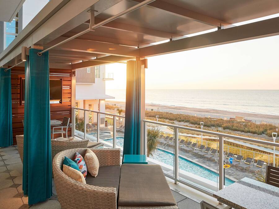 Varanda com vista para a praia e área da piscina.