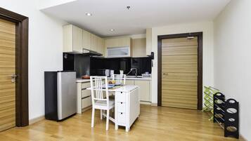 Apartamento clássico, 2 camas de casal, para não fumantes, vista para a cidade | Cozinha americana privada | Geladeira, micro-ondas, cooktop, chaleira elétrica