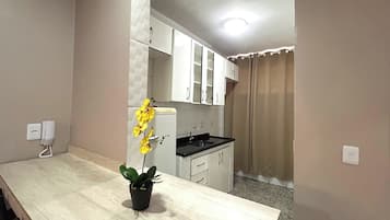Apartamento | Cozinha privada | Um micro-ondas no espaço comum