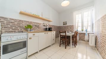 Apartamento conforto, 2 quartos | Cozinha privada | Geladeira grande, fogão, cooktop, cafeteira/chaleira