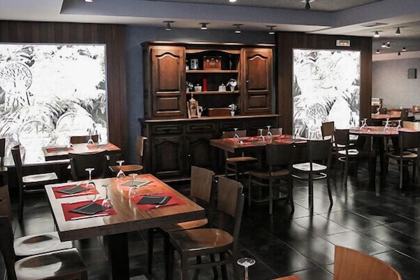 Pequenos-almoços, almoços, jantares servidos, cozinha local