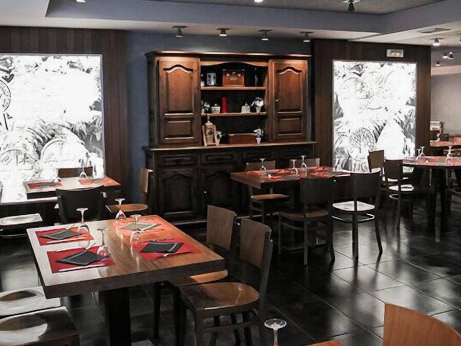 Pequenos-almoços, almoços, jantares servidos, cozinha local