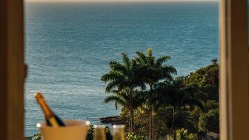 Quarto luxo, vista para o mar | Frigobar, Wi-Fi de cortesia, roupa de cama