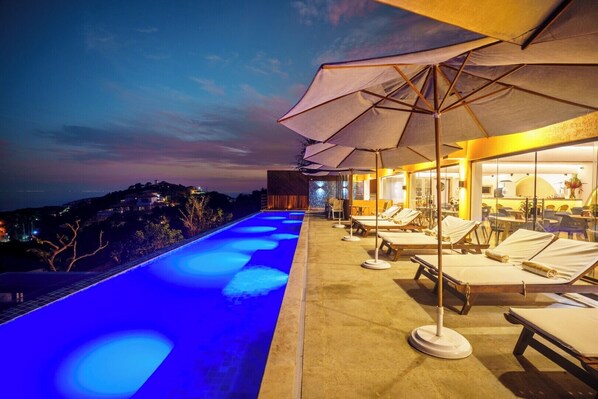 Piscina exterior, espreguiçadeiras 