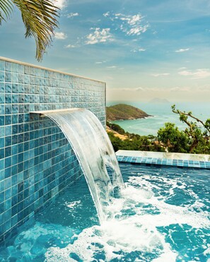 Piscina exterior, espreguiçadeiras 