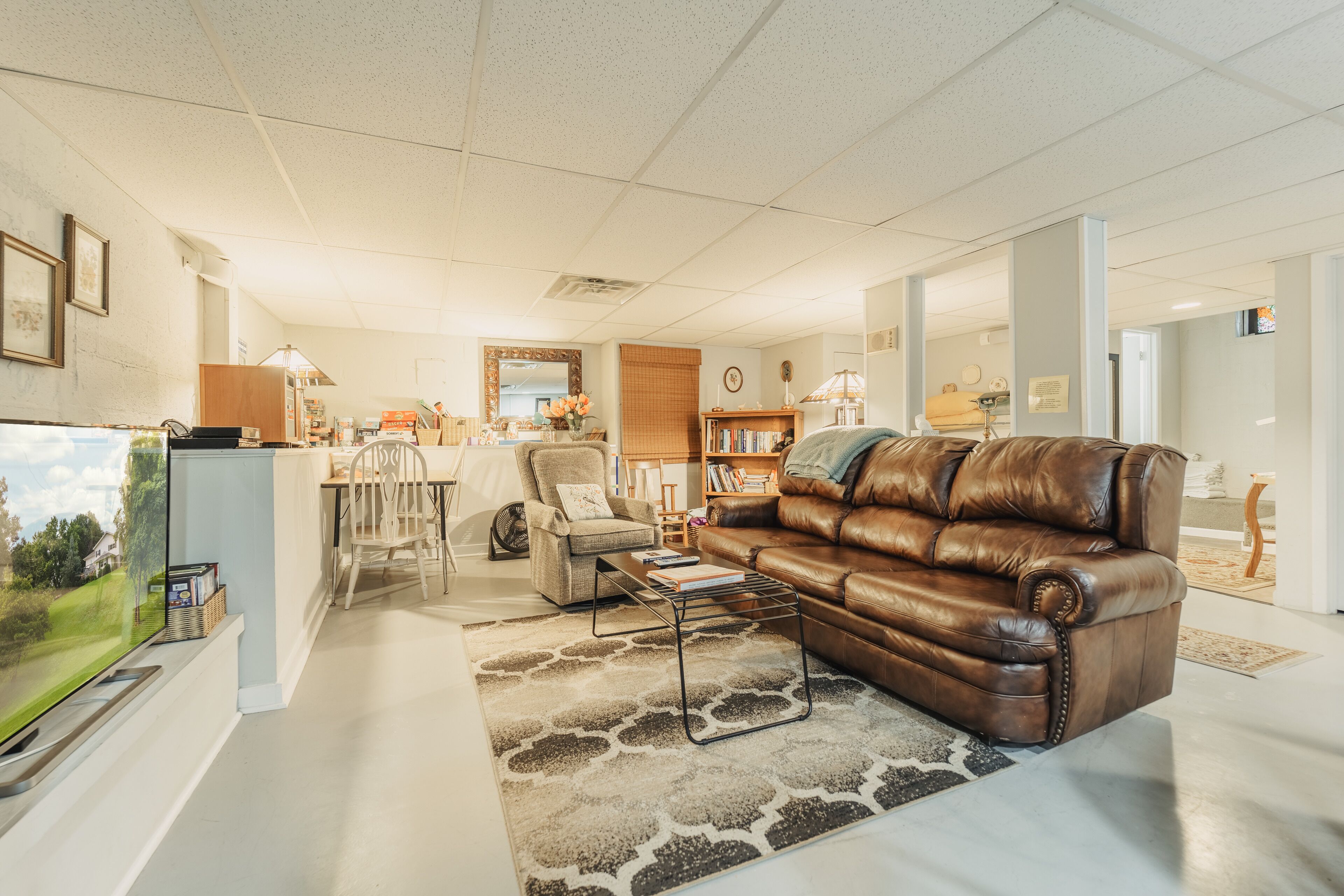 Dollywood Delight: Your Smoky Mountain Home Base! - Tennessee