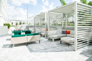 Piscina exterior, toldos gratuitos, guarda-sóis 