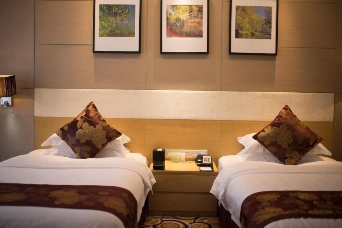 Frigobar, cofres nos quartos, escrivaninha, cortinas blackout