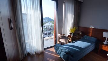 Quarto casal luxo | Frigobar, cofres nos quartos, escrivaninha, cortinas blackout