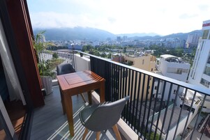 Frigobar, cofres nos quartos, escrivaninha, cortinas blackout