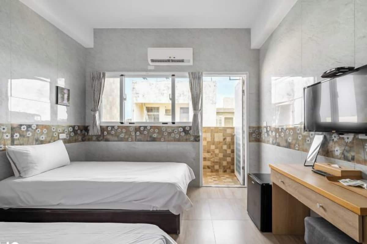 Escrivaninha, quartos à prova de som, Wi-Fi de cortesia, roupa de cama