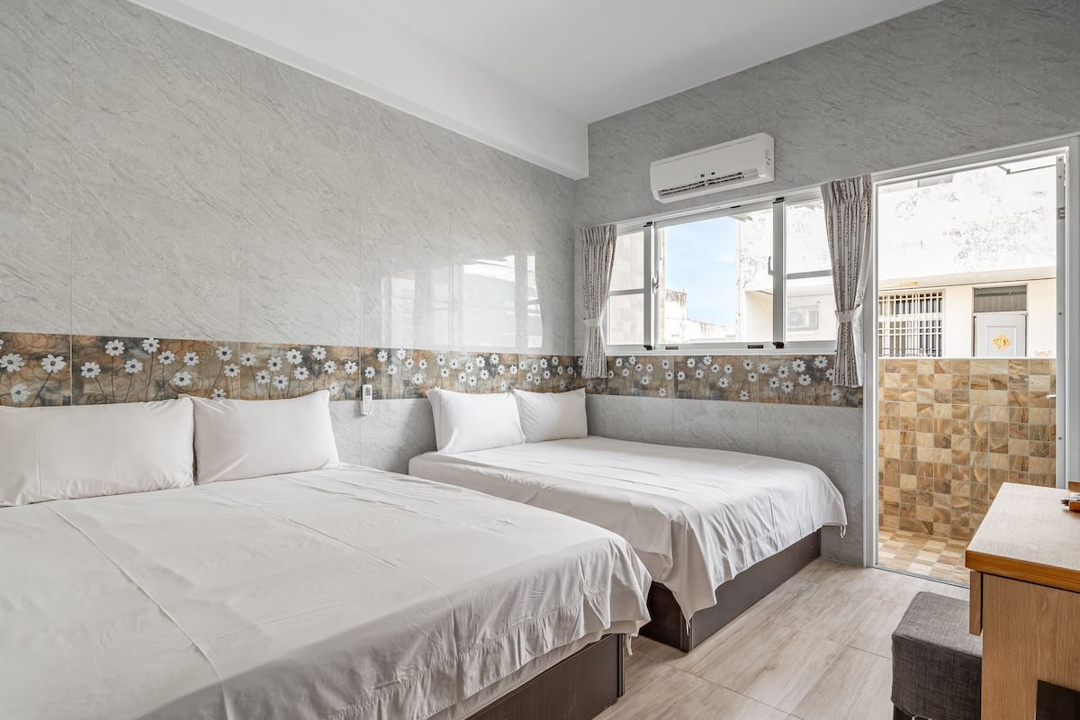 Quarto quádruplo standard, sacada | Escrivaninha, quartos à prova de som, Wi-Fi de cortesia, roupa de cama