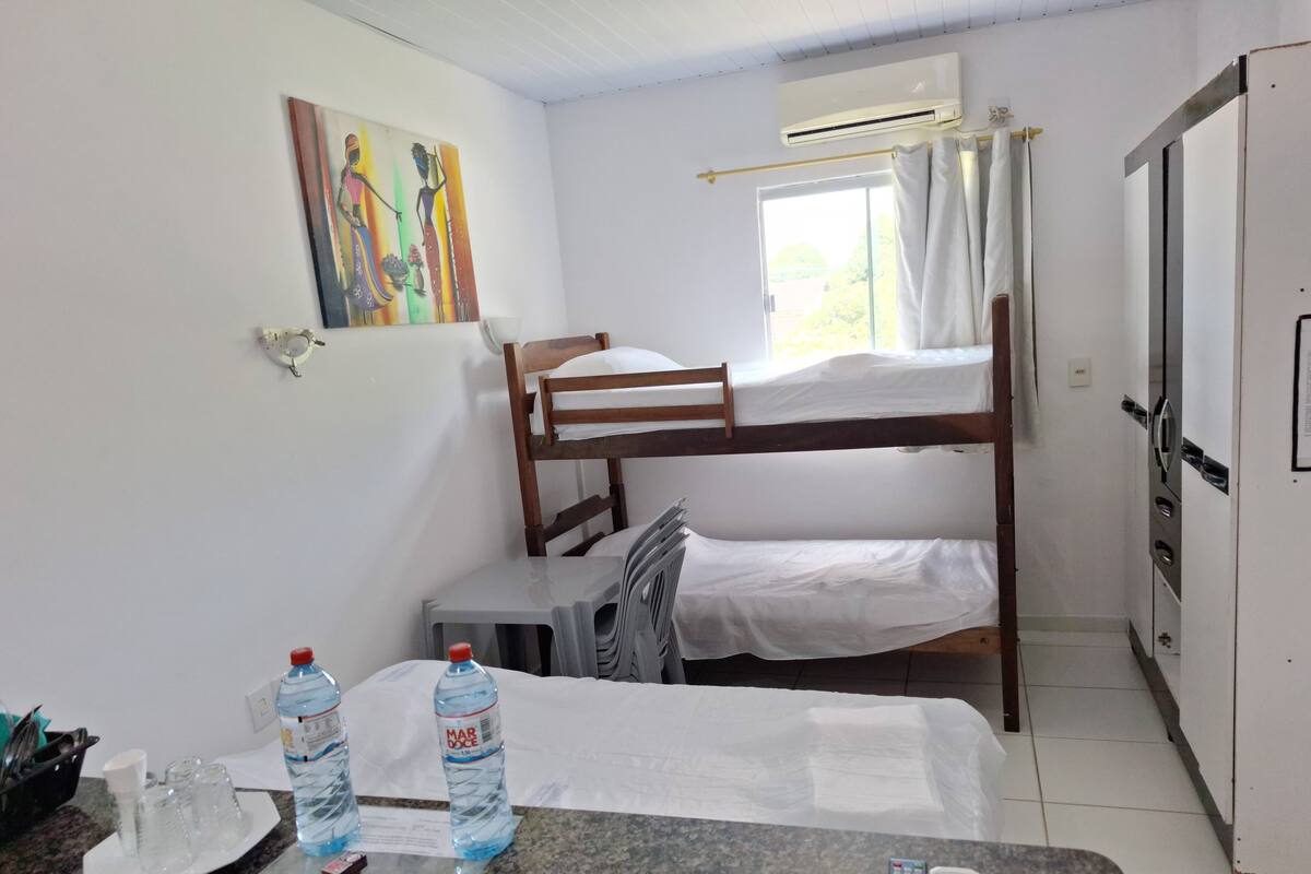 Quarto Quádruplo | Secretária, Wi-fi grátis, roupa de cama fornecida