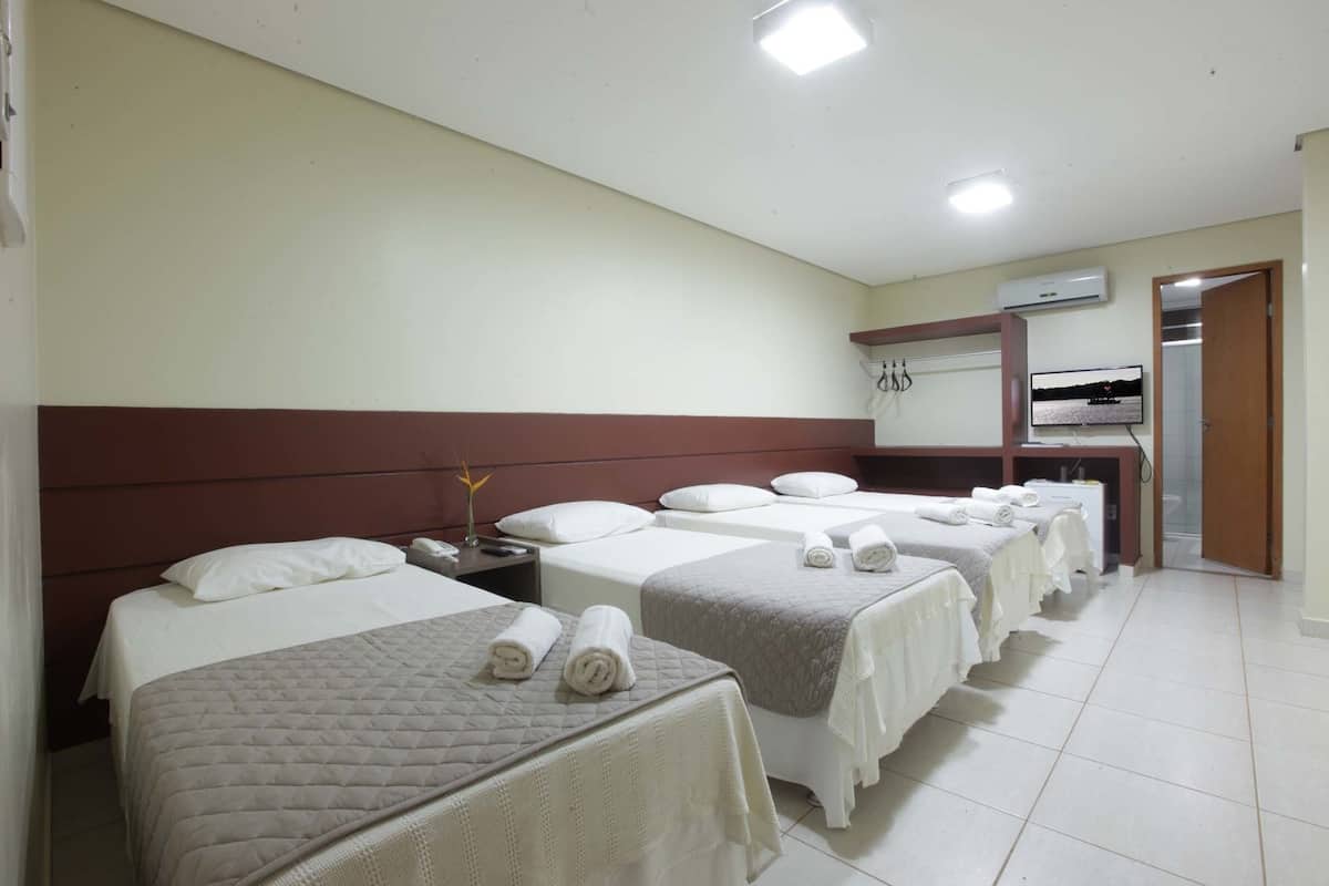 Quarto Quádruplo | Minibar, secretária, cortinas/cortinados opacos, ferro/tábua de engomar
