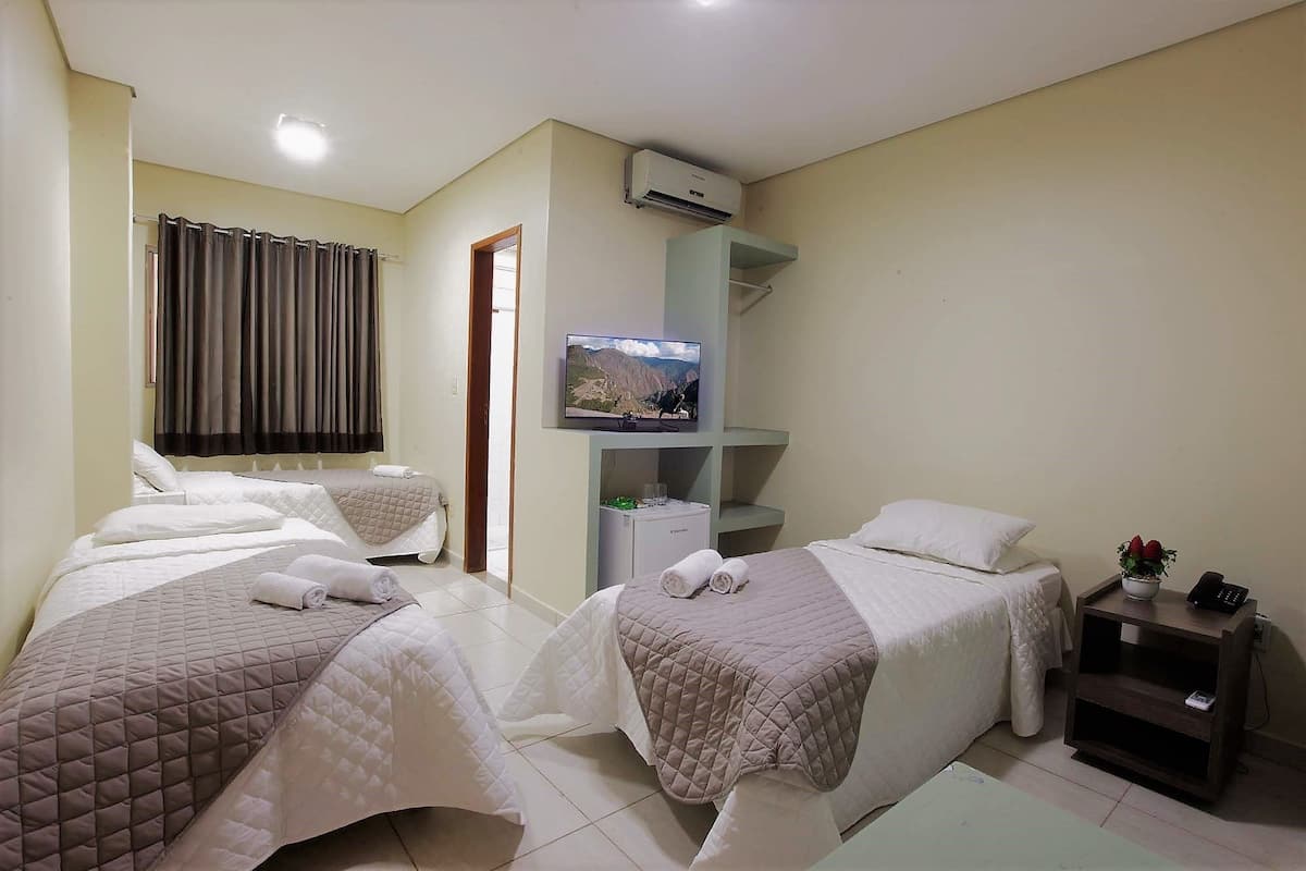 Quarto Triplo | Minibar, secretária, cortinas/cortinados opacos, ferro/tábua de engomar