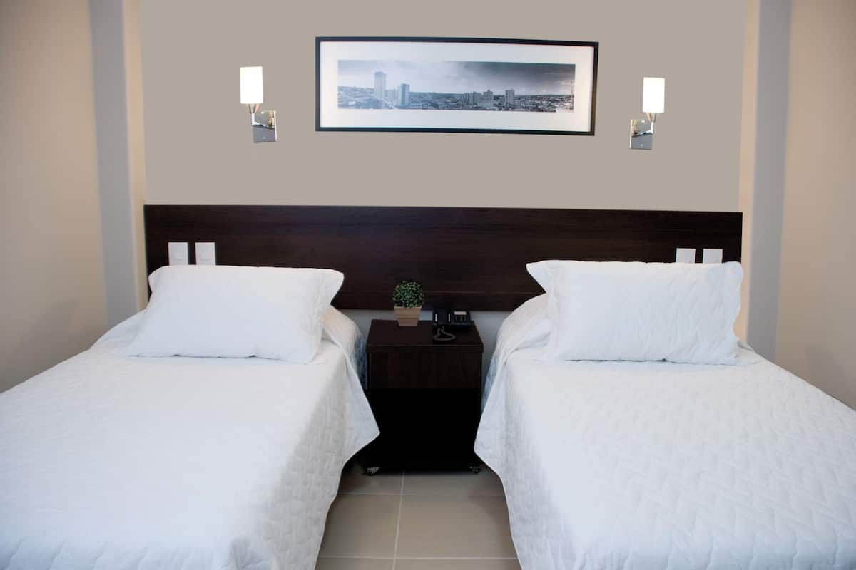 Quarto Duplo Executivo | Camas de colchão pillowtop, minibar, cofre no quarto