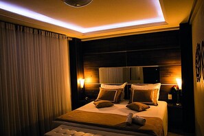 Cofres nos quartos, escrivaninha, cortinas blackout, Wi-Fi de cortesia