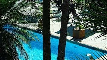 Piscina interna, piscina externa, espreguiçadeiras