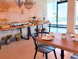 Café da manhã com buffet grátis todos os dias