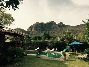 Piscina exterior, guarda-sóis 