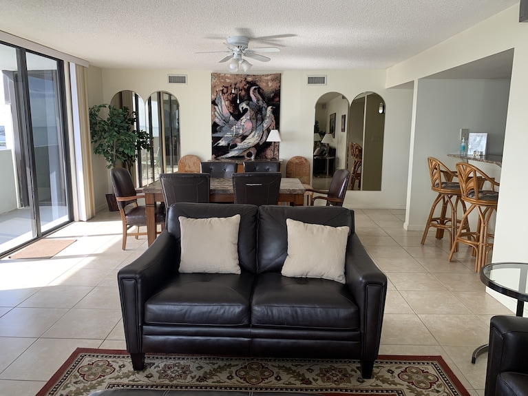 Oceanfront Spacious 15th Fl. Corner, Amazing Views From Every Room. Pool Open. - Daytona Beach, FL