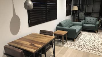 Apartamento Deluxe, 1 cama king-size, Vista para a cidade (Adults Only) | Sala de estar | Smart TV de 135 de cm com canais via satélite, televisor, Netflix