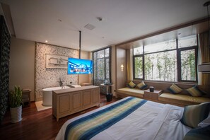 Quarto Duplo Executivo | Camas de colchão pillowtop, minibar, cofre no quarto, secretária 