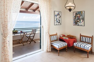 Apartamento Panorâmico, 1 cama de casal e sofá-cama, vista para o mar | Sala de estar | TV de ecrã plano 
