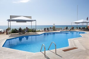 Piscina exterior sazonal, guarda-sóis, espreguiçadeiras 
