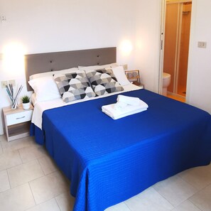 Quarto casal ou duplo standard | Quartos à prova de som, berços grátis, Wi-Fi de cortesia, roupa de cama