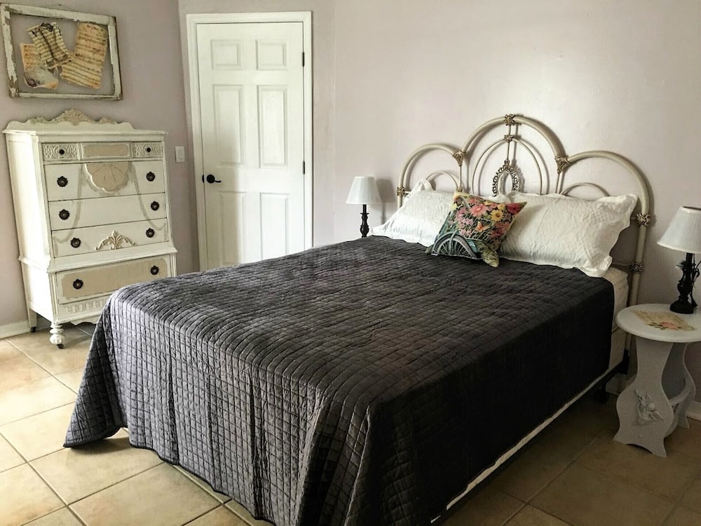 Cozy Home Away From Home! <Br>3 Bedroom/2 Bath. Screened Room - Palm Bay