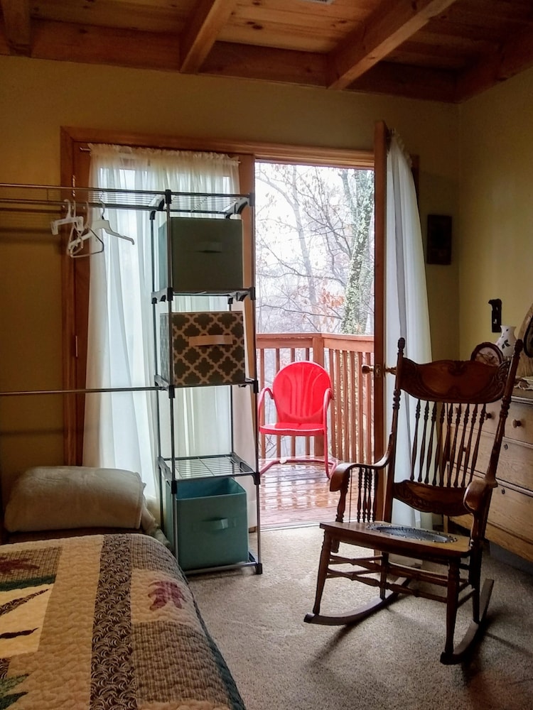 Mountain Log Cabin Located In Sky Harbor Minutes From Gatlinburg & Pigeon Forge - Gatlinburg, TN