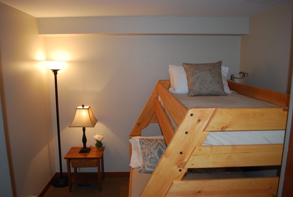 Largest 1 Br Condo With Den, Quiet Top Floor End Unit, Sleeps 6 - 솔리투드
