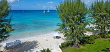 Na praia, espreguiçadeiras 