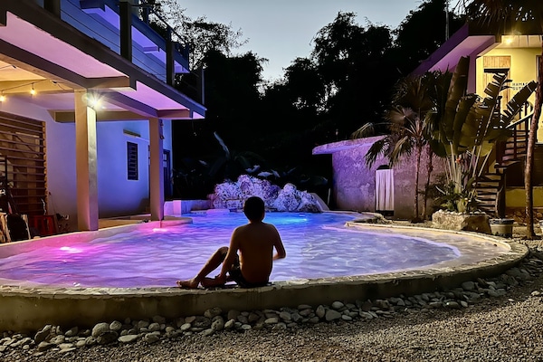 Piscina externa, funciona das 6h às 23h, espreguiçadeiras